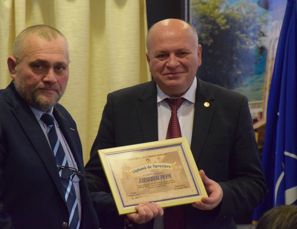 Antrenorul de rugby, Eusebiu Popa, premiat de primarul Dragoş Chitic ...