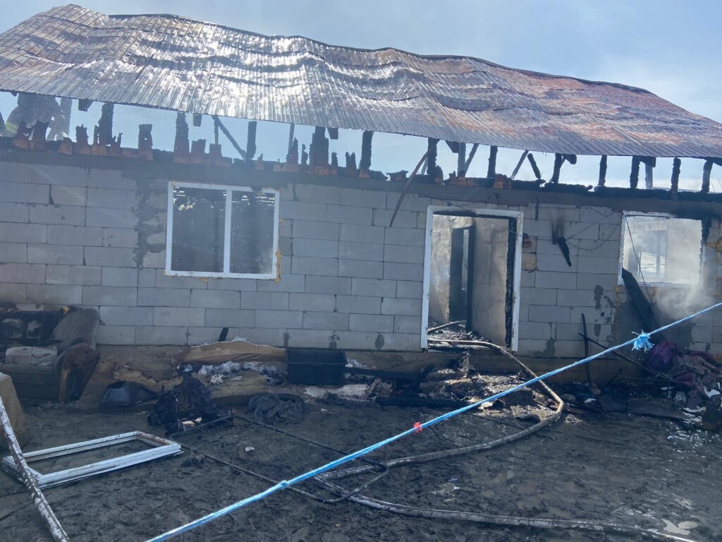 Casă din comuna Arbore, incendiată intenționat - Jurnal FM
