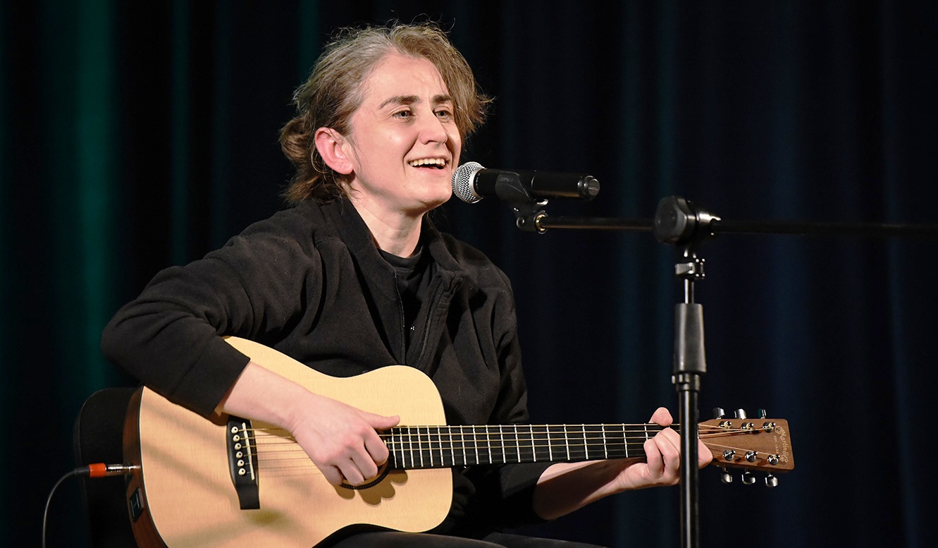 Artista Ada Milea, concert în Parcul Municipal Onești - Jurnal FM