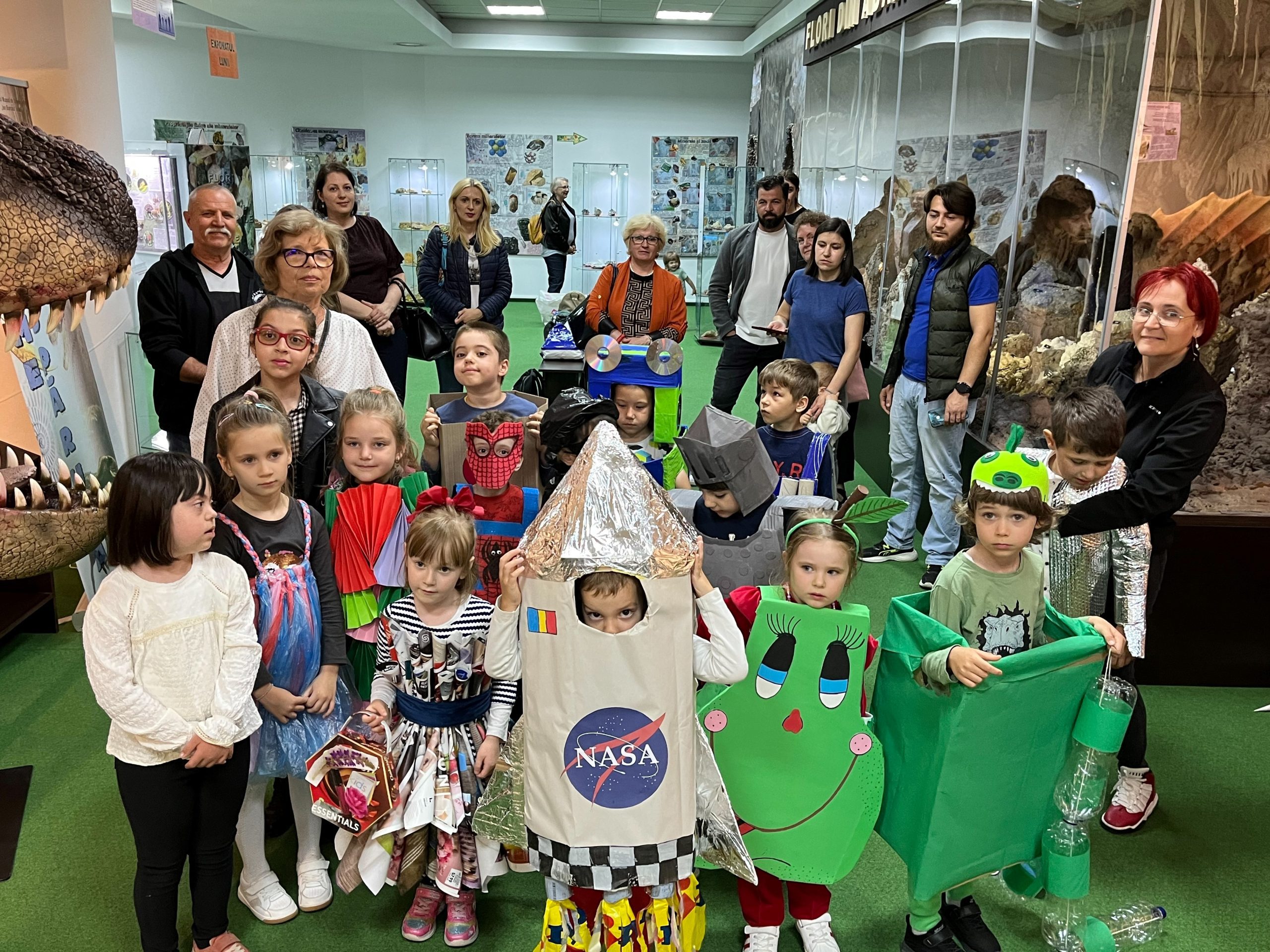 “Parada costumelor Eco” la Şcoala Gimnazială „Al. I. Cuza” Bacău (Foto ...