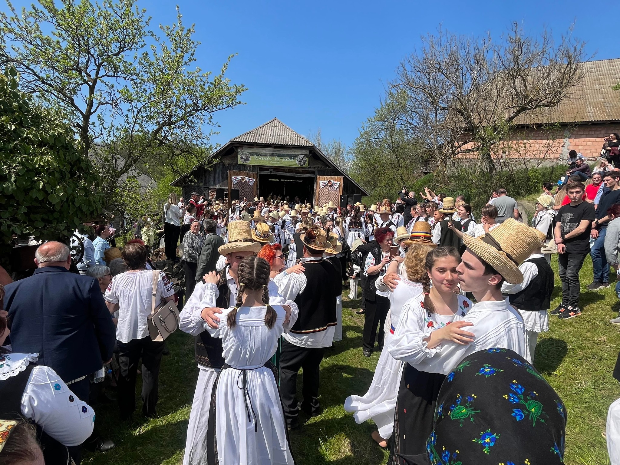 „Trecui asară pân codru”. Prin Ținutul Codrului...