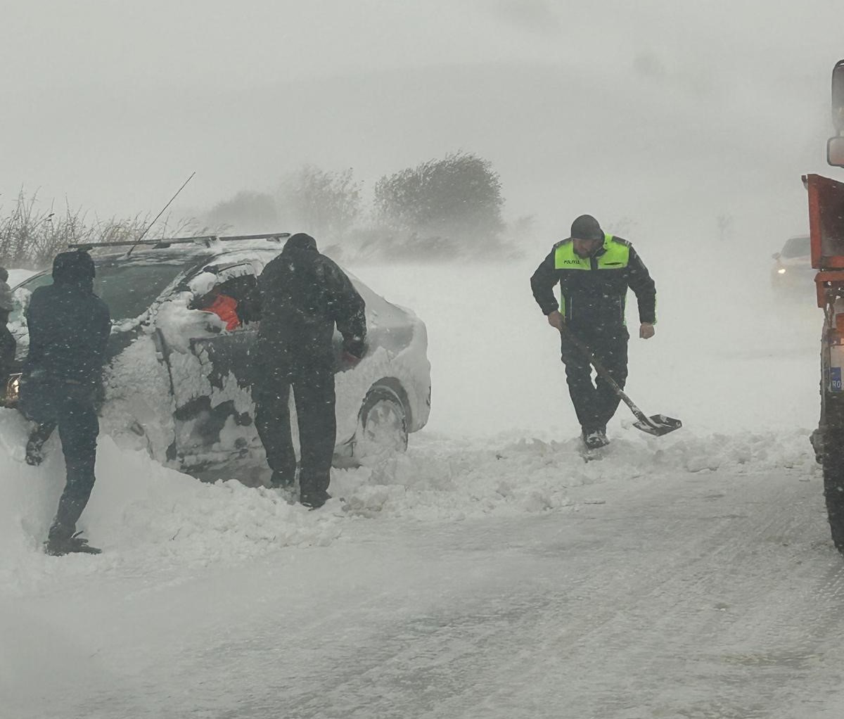 Bătrân de 74 de ani, aflat într-o mașină blocată în troiene, scos de ...