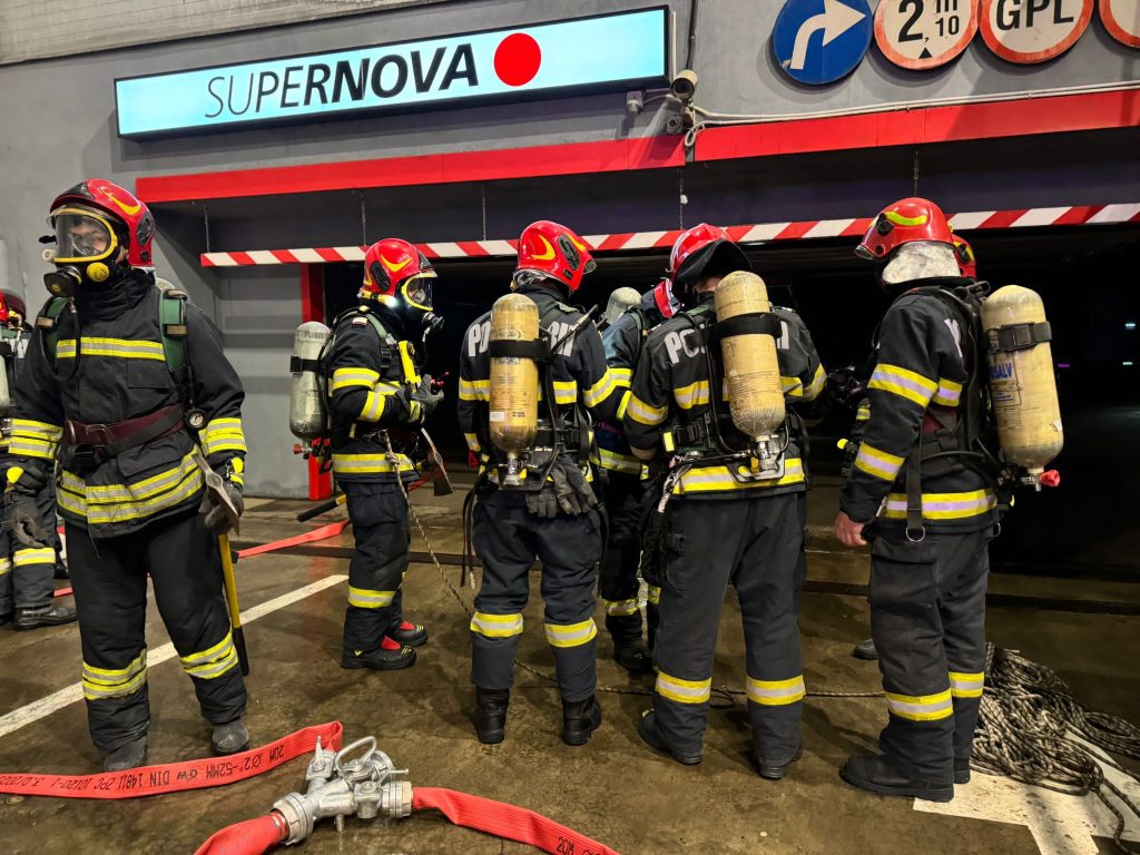 Exercițiu de noapte desfășurat de pompierii băcăuani (Foto) - Jurnal FM