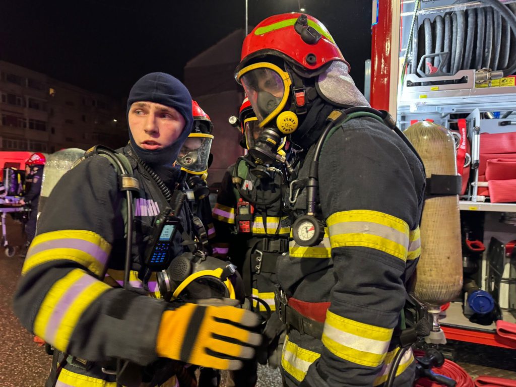 Exercițiu de noapte desfășurat de pompierii băcăuani (Foto) - Jurnal FM