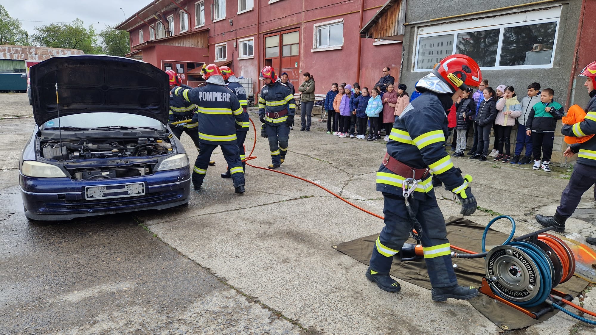 Demonstrații de descarcerare susținute de pompierii din cadrul ...